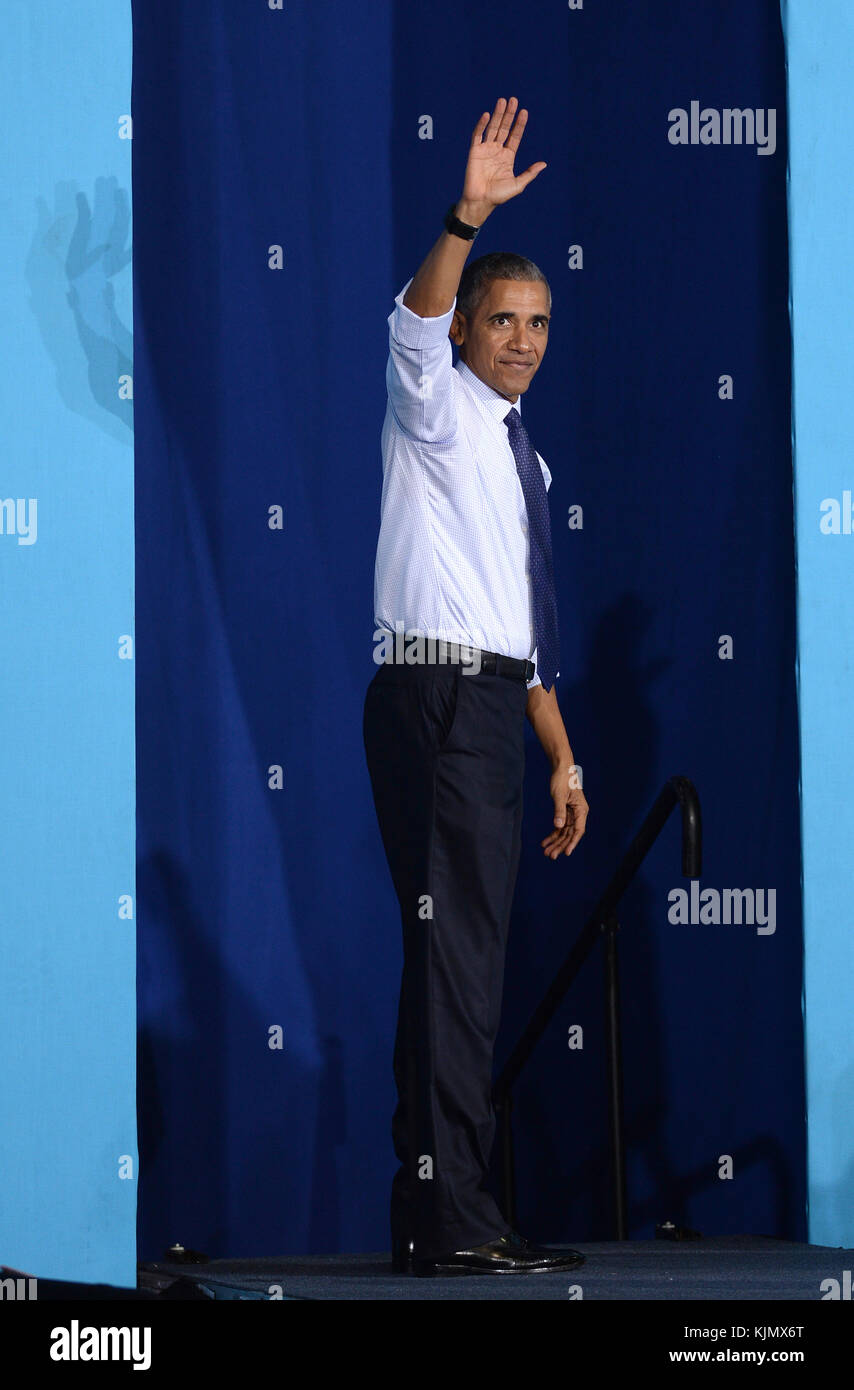MIAMI, FL - NOVEMBER 03: President Barack Obama speaks during a ...