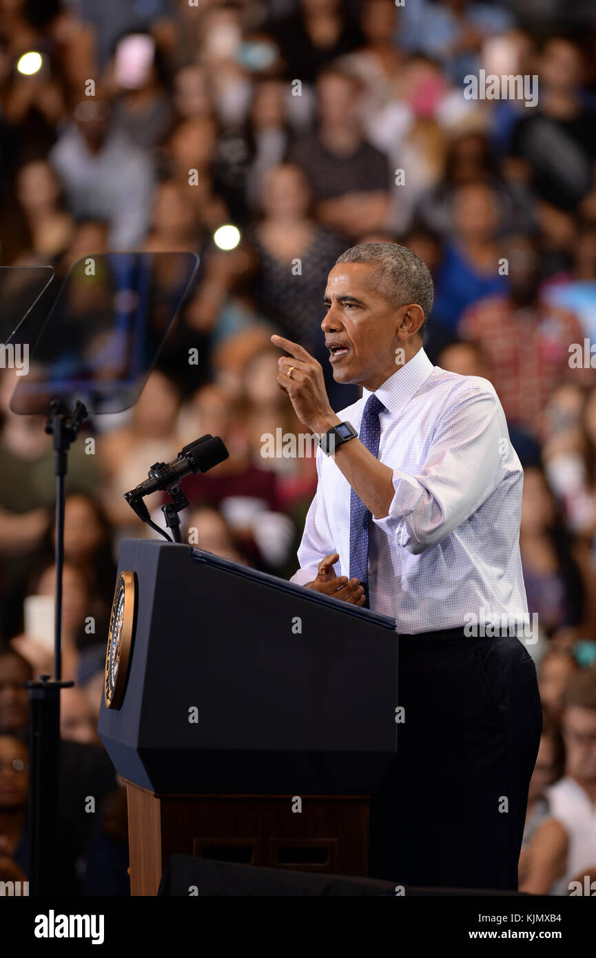 MIAMI, FL - NOVEMBER 03: President Barack Obama speaks during a ...