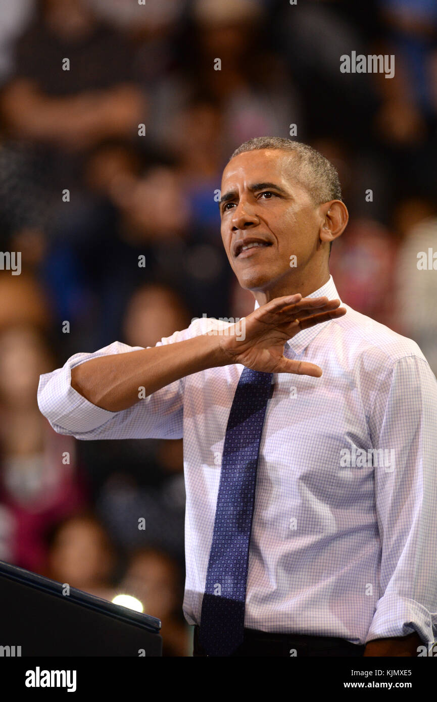 MIAMI, FL - NOVEMBER 03: President Barack Obama speaks during a ...