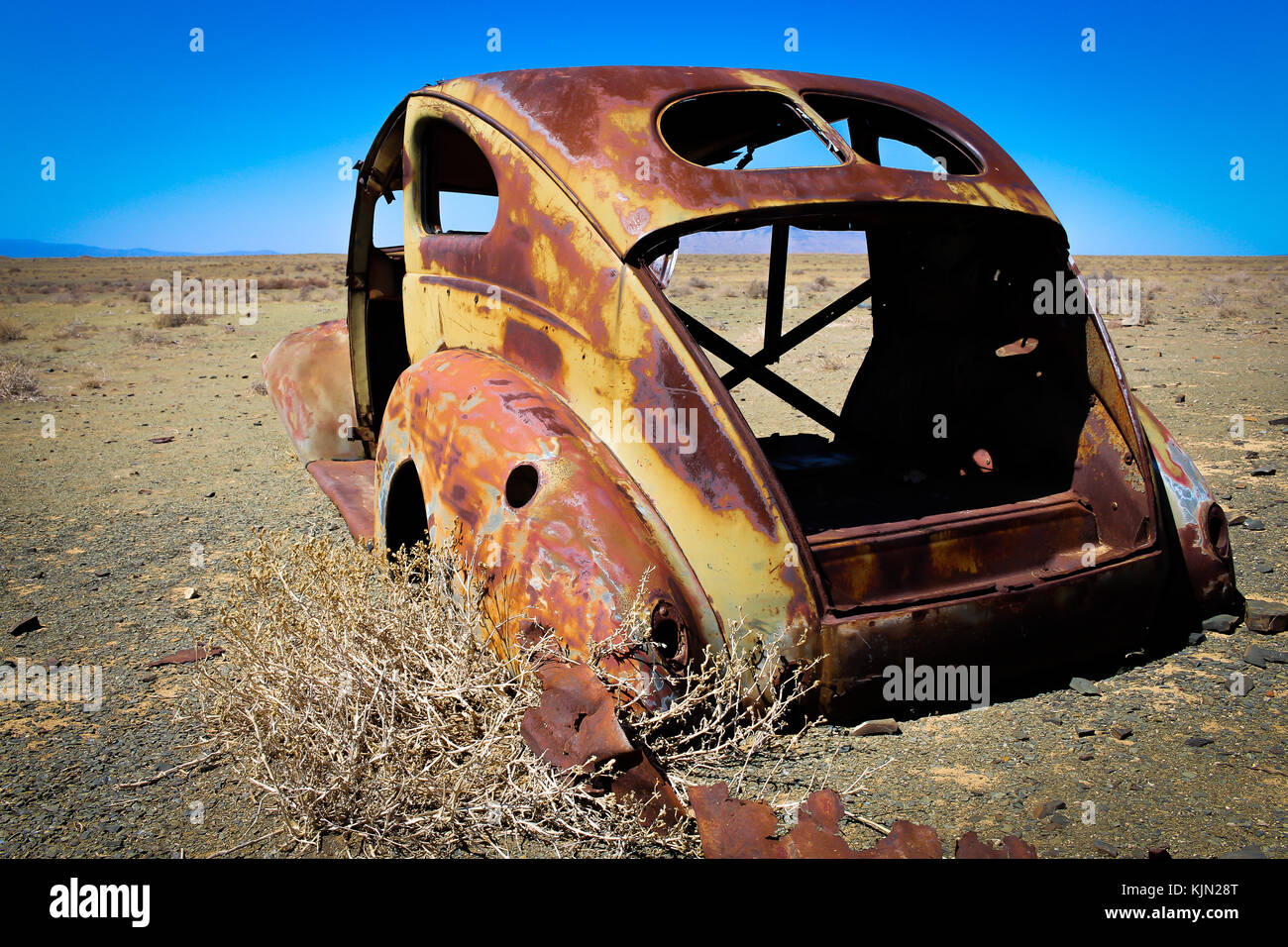 Old rusted car in the desert Stock Photo - Alamy