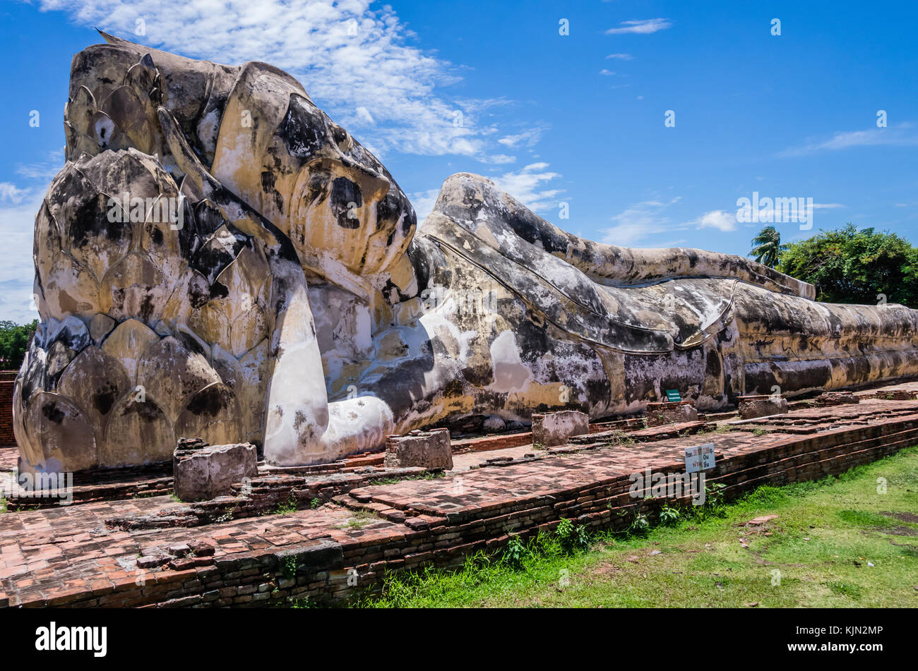 Impressive Buddha Statue in Wat Lokaya Sutha Temple, Ayutthaya ...