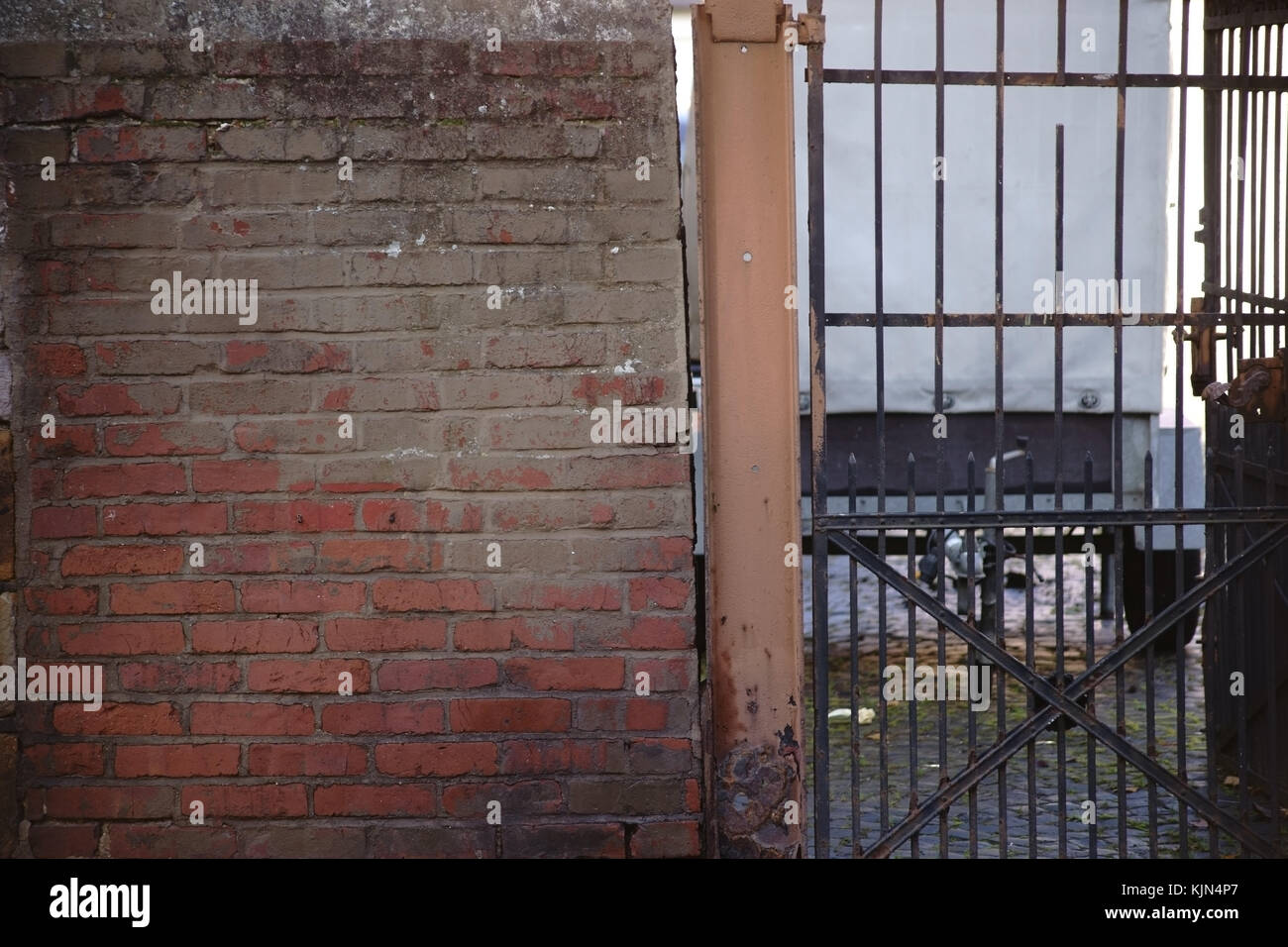 Wobbly bricks hi-res stock photography and images - Alamy
