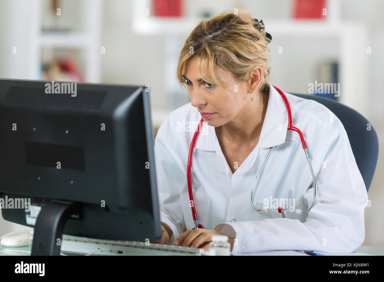Doctor using a computer hi-res stock photography and images - Alamy