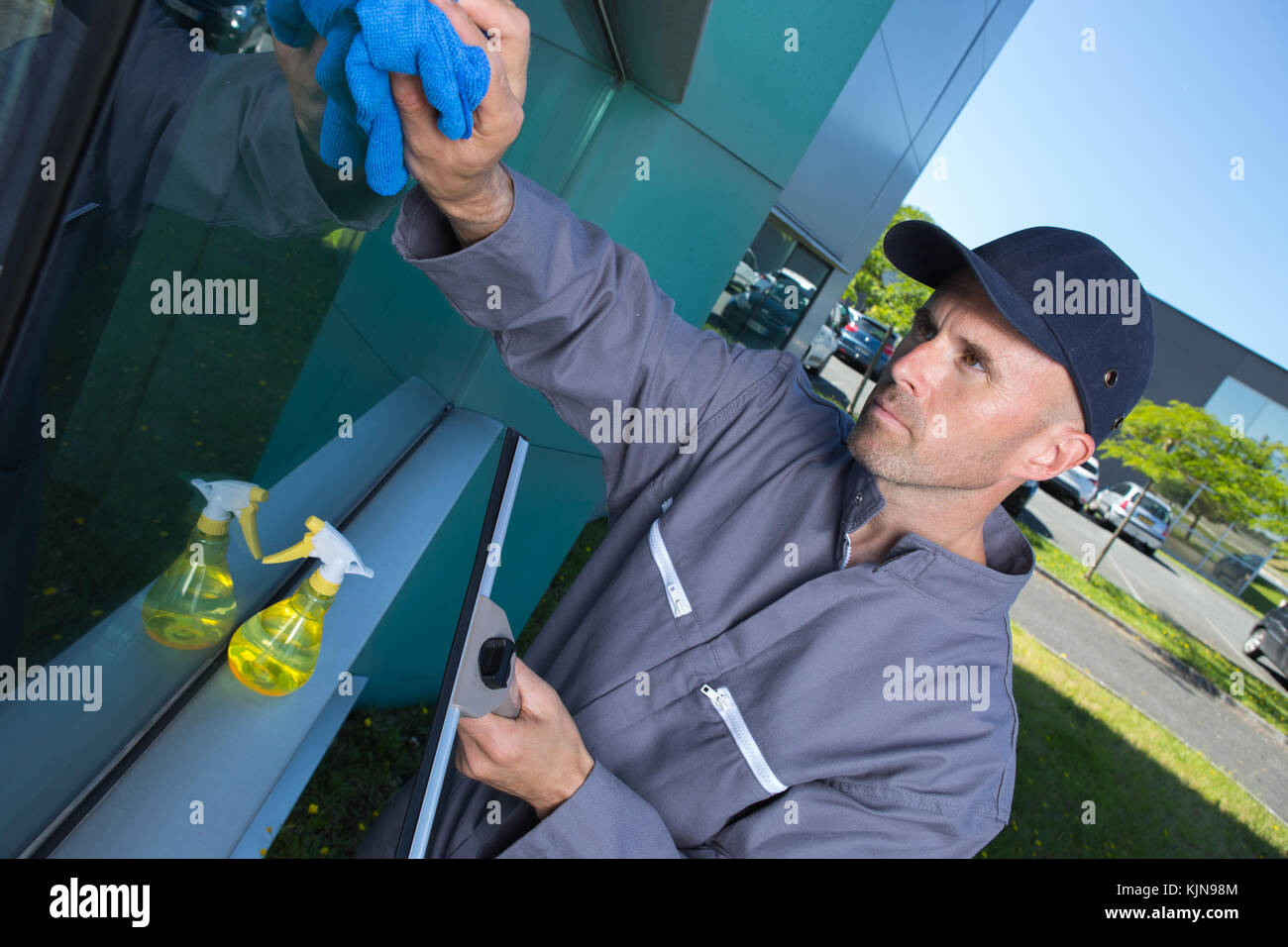 man cleaning the window from outside Stock Photo - Alamy