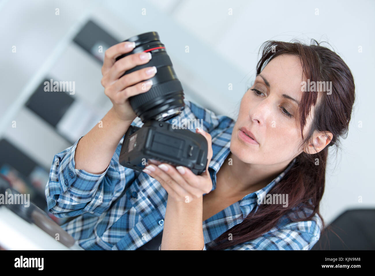woman assemble a dlsr camera Stock Photo - Alamy