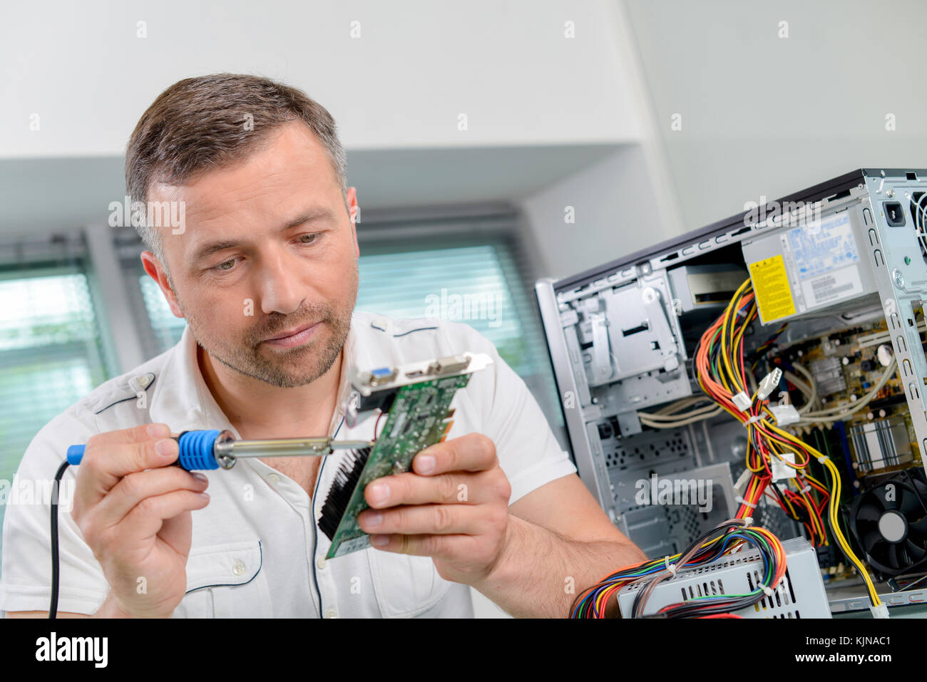 man fixing a computer Stock Photo - Alamy