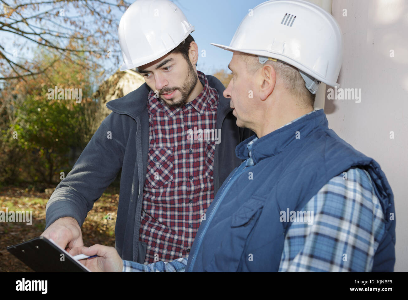Workmen in hardhats hi-res stock photography and images - Alamy