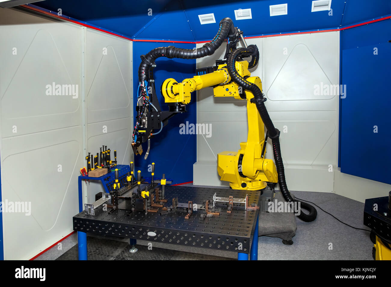 Factory robots close hi-res stock photography and images - Alamy