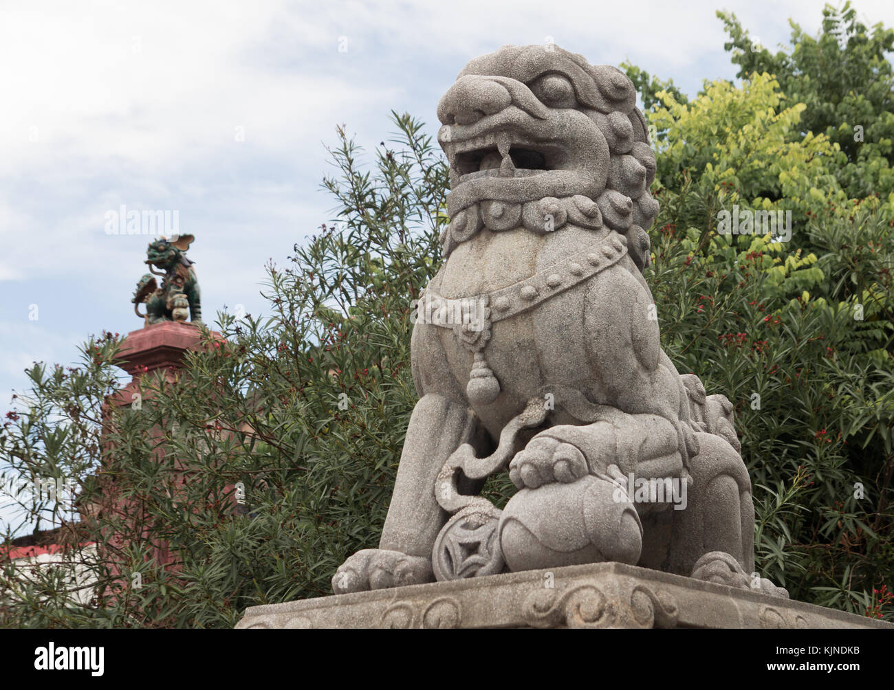 Chinese temple lion statue hi-res stock photography and images - Alamy
