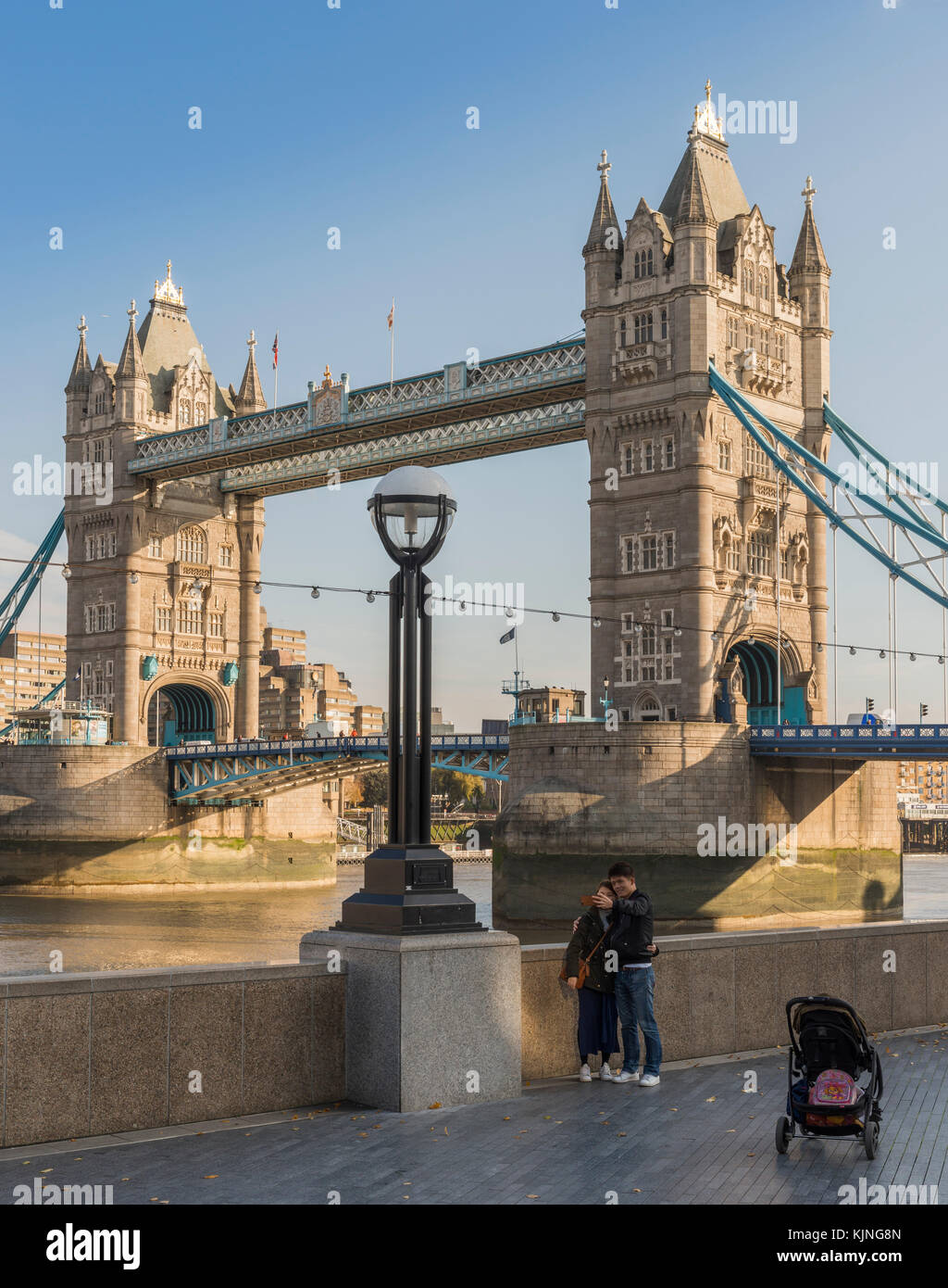 Asian couple young hi-res stock photography and images - Alamy