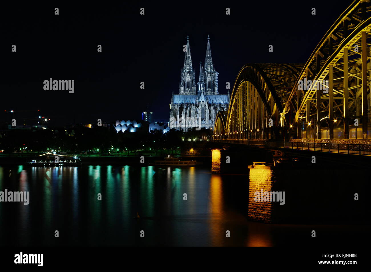 Green hohenzollern bridge and cologne cathedral hi-res stock ...
