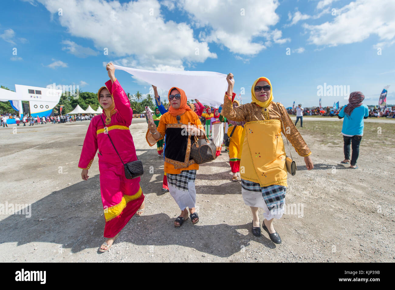 Buton women parade and perform dance with colourful traditional ...