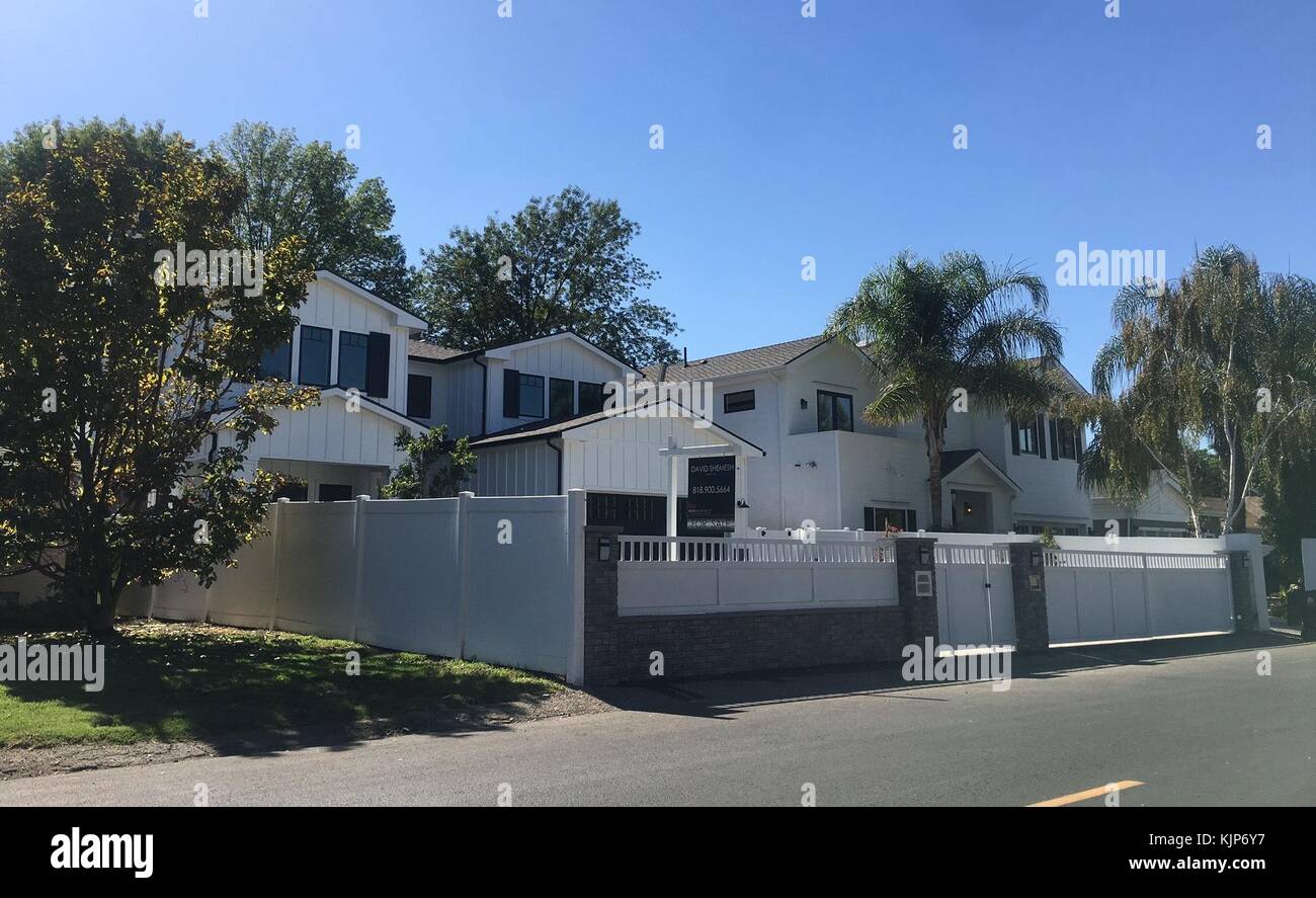 Kelly Rowland spotted house hunting in Studio City Featuring: Kelly ...