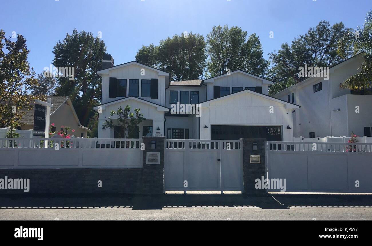 Kelly Rowland spotted house hunting in Studio City Featuring: Kelly ...