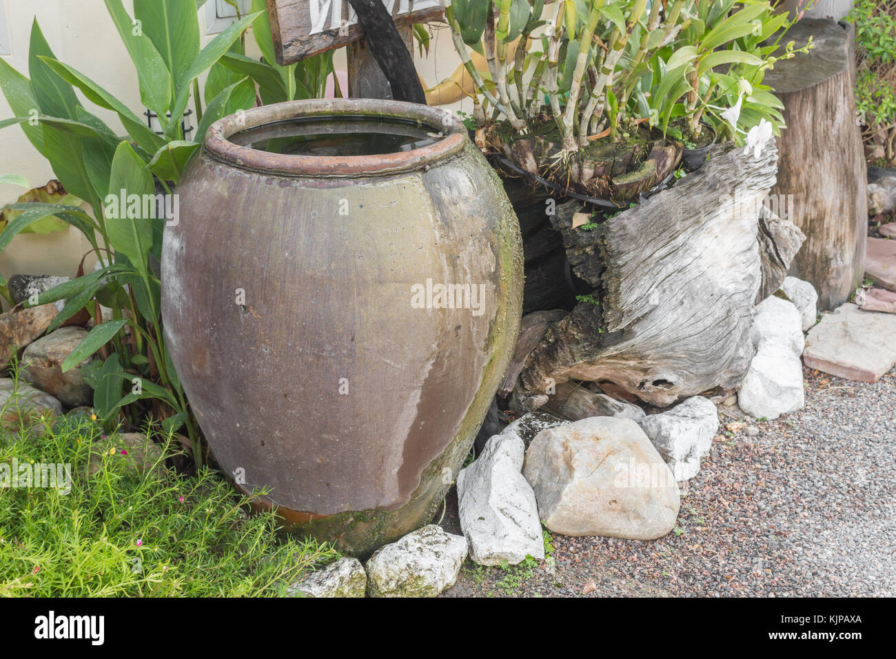 earthen jar in the garden, earthen water jar, garden props,Ancient Thai ...