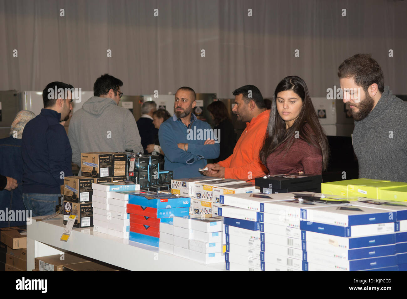 Biel, Beirut, Lebanon. 24th Nov, 2017. Customers inside the Black ...