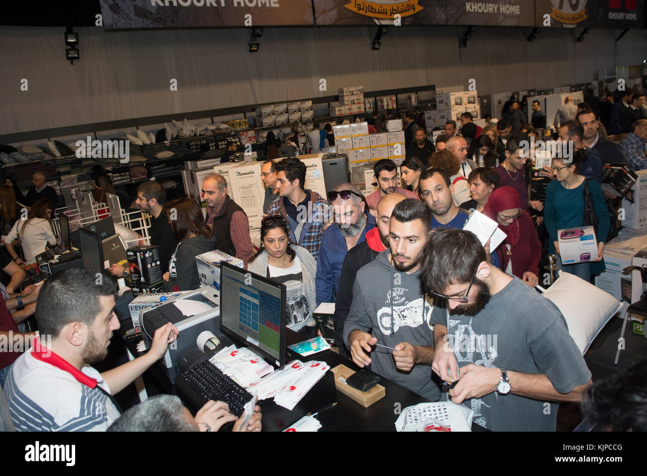 Biel, Beirut, Lebanon. 24th Nov, 2017. Customers lining up in the queue ...