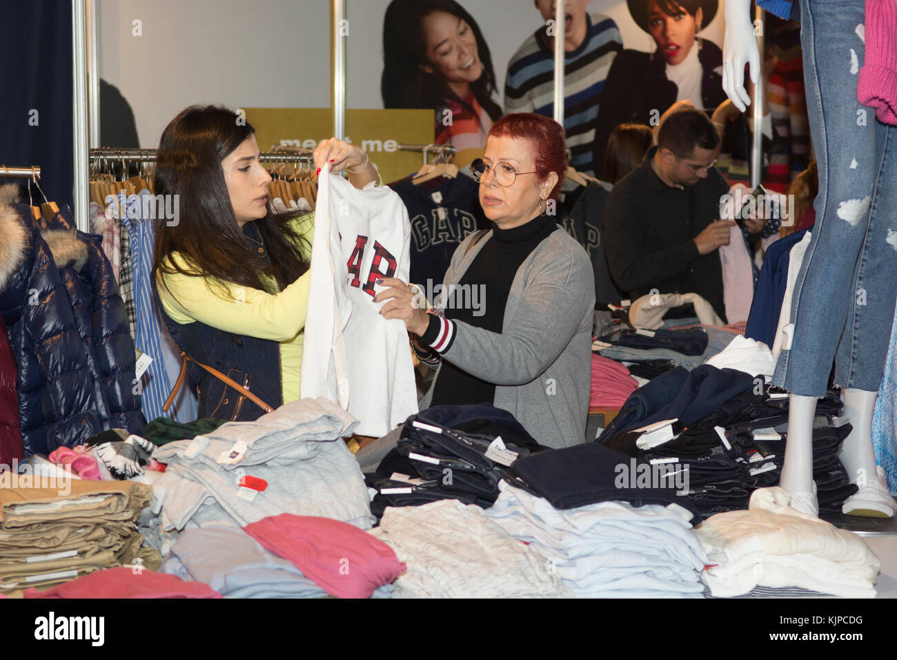 Biel, Beirut, Lebanon. 24th Nov, 2017. Sales assistant helping a ...