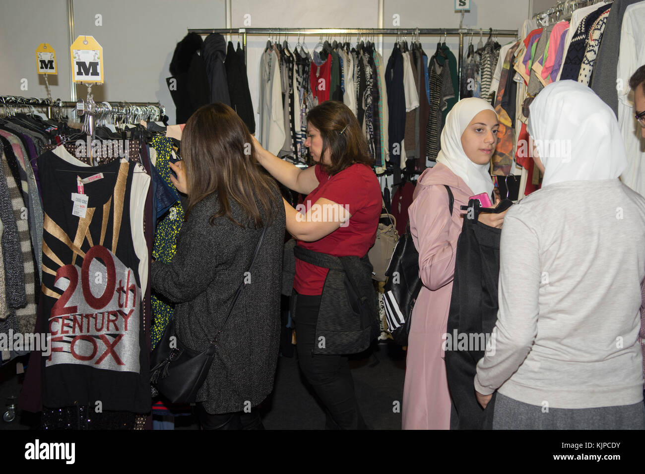 Biel, Beirut, Lebanon. 24th Nov, 2017. Women looking at clothes on ...