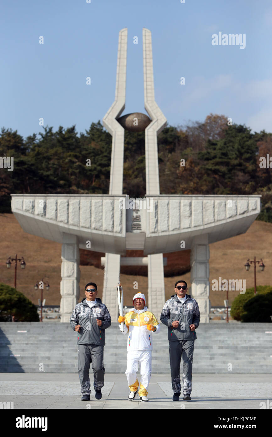 25th Nov, 2017. PyeongChang Olympics torch relay Kim Sang-joo (C), a ...