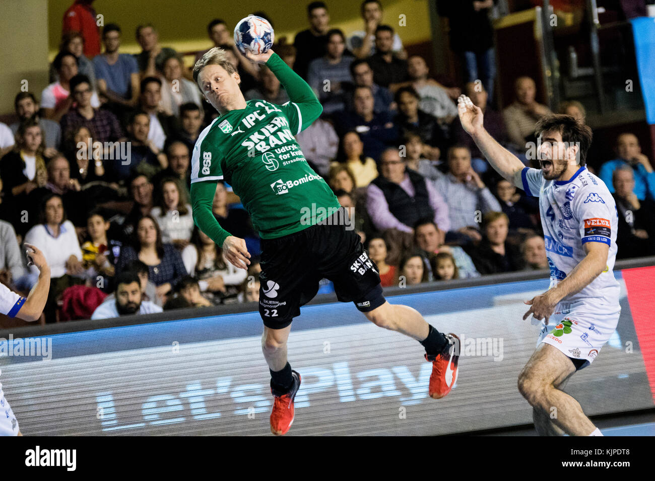 Leon, Spain. 25th November, 2017. Rasmusen R. (Skjern Handbold) in ...