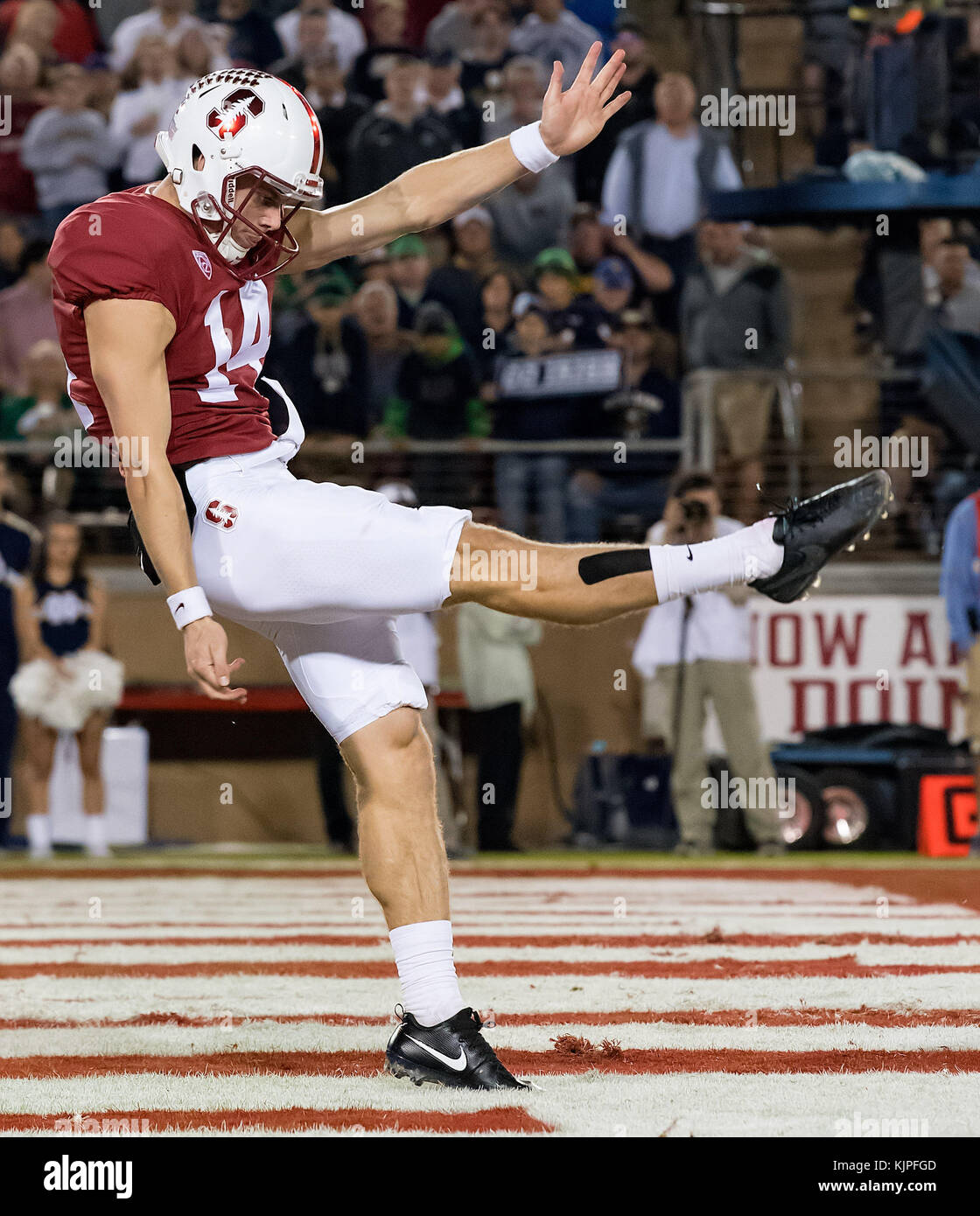 Stanford, California, USA. 25th Nov, 2017. Stanford Cardinal punter ...