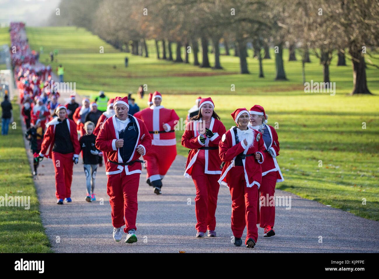 Windsor, UK. 25th November, 2017. Runners dressed as Santa Claus and ...