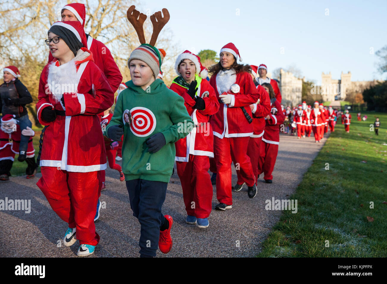 Windsor, UK. 25th November, 2017. Runners dressed as Santa Claus and ...