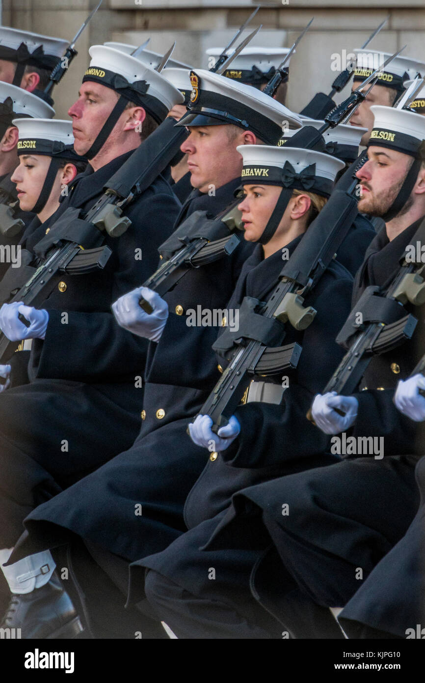 Arrives at buckingham palace hi-res stock photography and images - Alamy