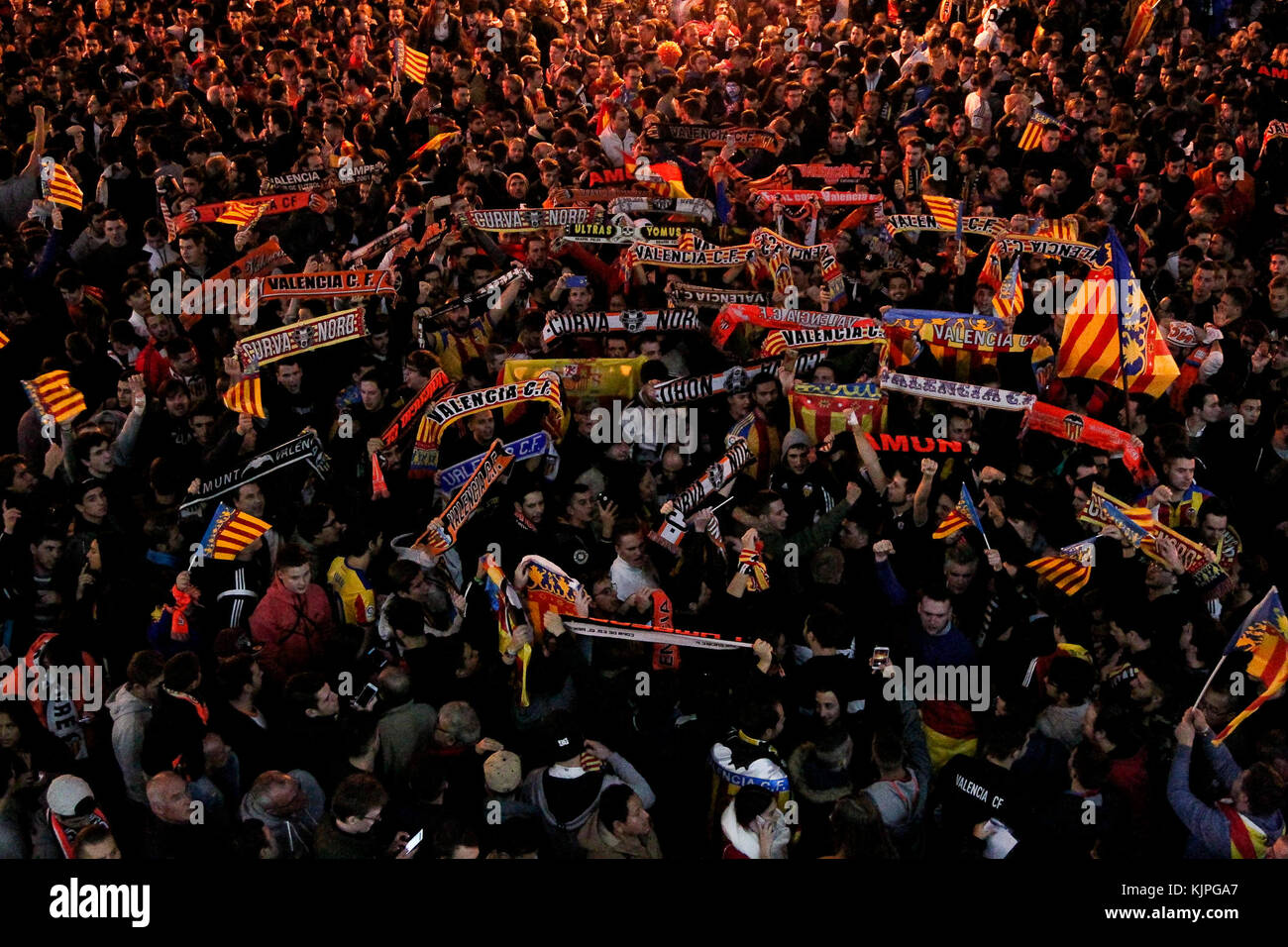 Valencia, Spain. 26th Nov, 2017. Valencia's fans outdoor of stadium ...