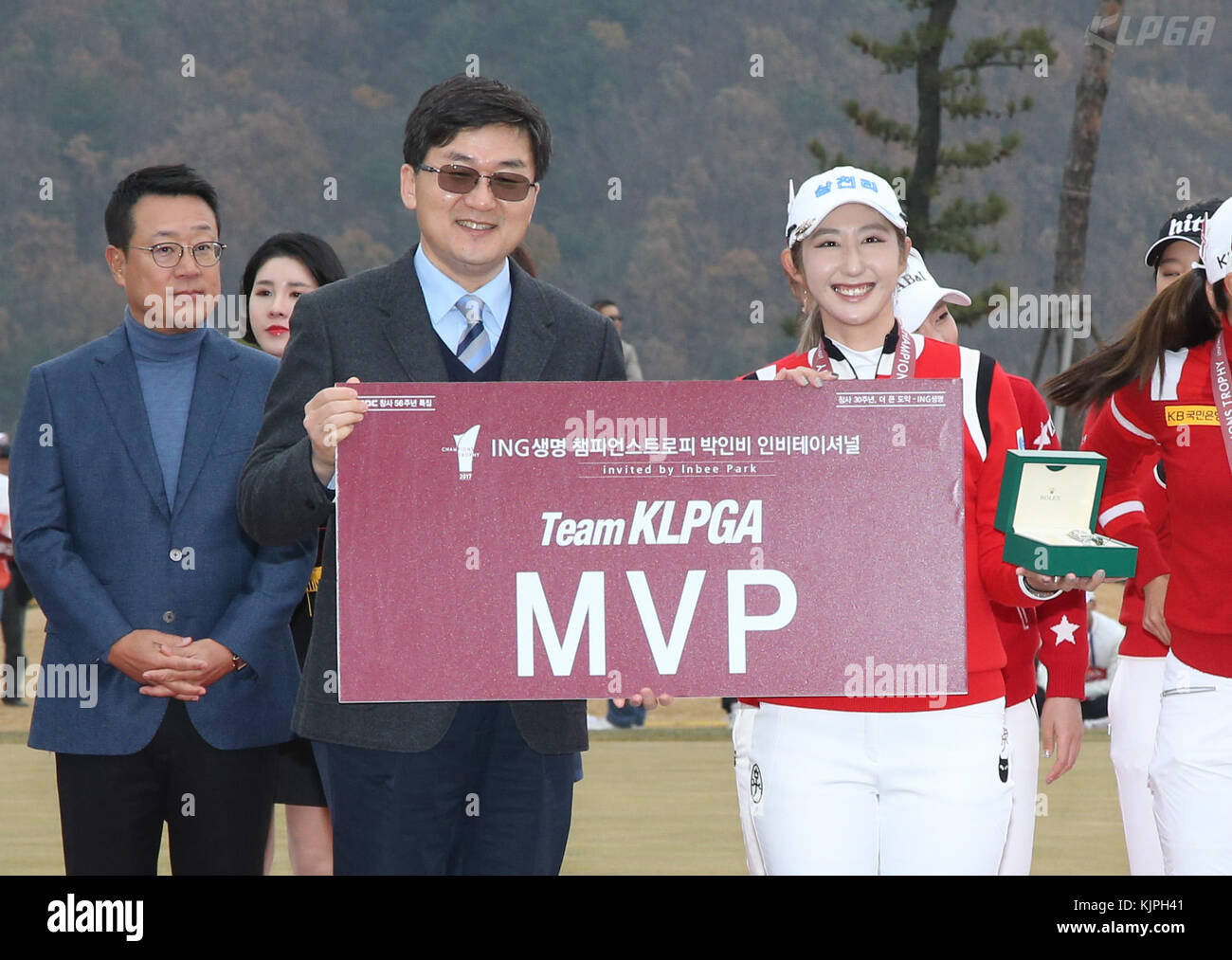 27th Nov, 2017. Team KLPGA MVP Bae Seon-woo Bae Seon-woo (R) poses after getting the Team KLPGA ...