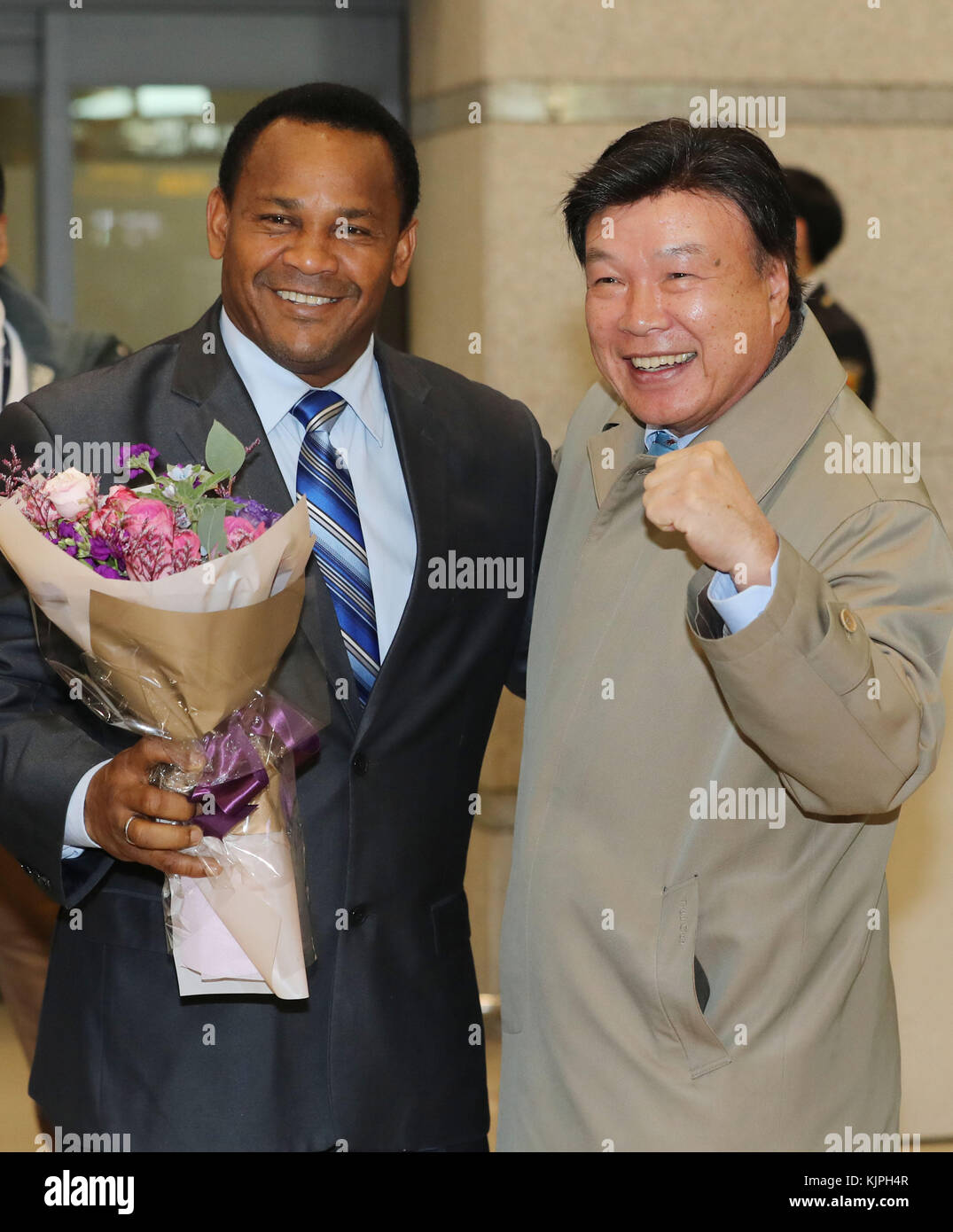 27th Nov, 2017. Boxing champs Hong Soo-hwan (R), chairman of the Korea ...
