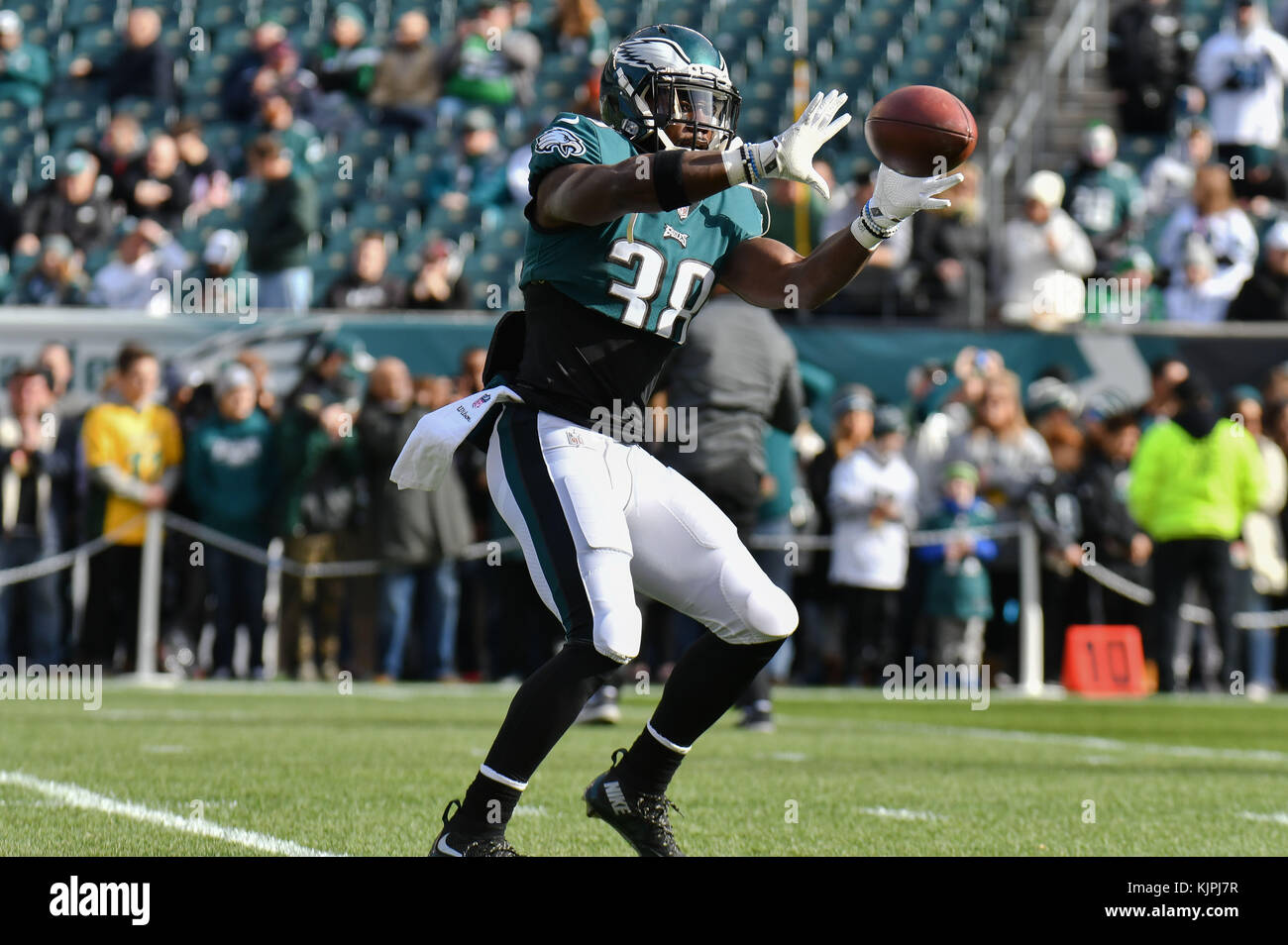 Philadelphia, Pennsylvania, USA. 26th Nov, 2017. Kenjon Barner (38) of ...