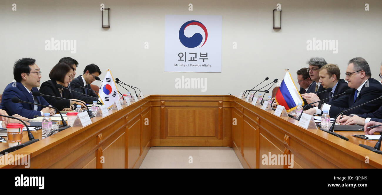 27th Nov, 2017. Nuke envoys of S. Korea, Russia meet Lee Do-hoon (far L ...