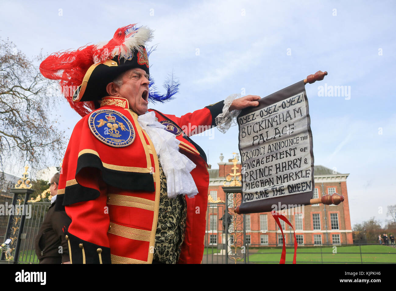 London, UK. 27th Nov, 2017. A Royal crier outside Kensington Palace ...