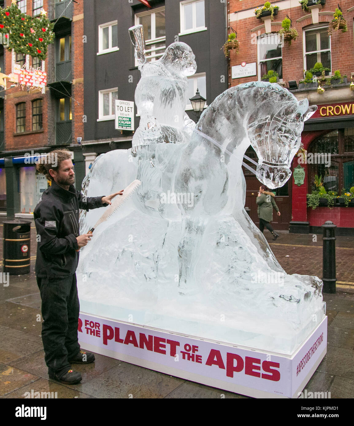 Covent Gardens. London. UK 27 Nov 2017 - A life sized sculpture of ...