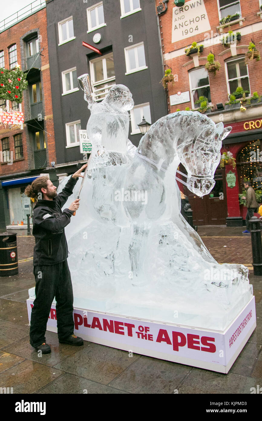 Covent Gardens. London. UK 27 Nov 2017 - A life sized sculpture of ...