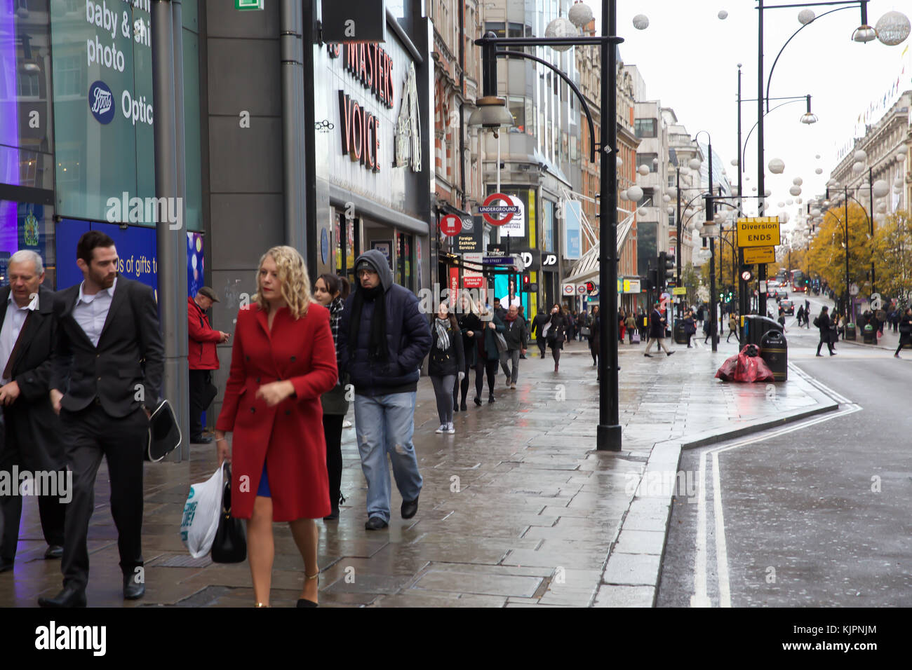 London, UK. 28th Nov, 2017. Dull and miserable in Oxford Street London ...