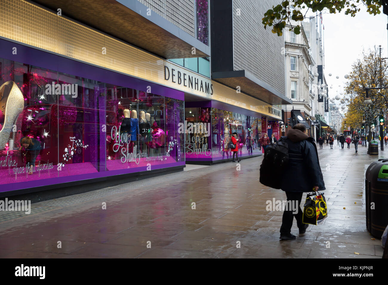London, UK. 28th Nov, 2017. Dull and miserable in Oxford Street London ...