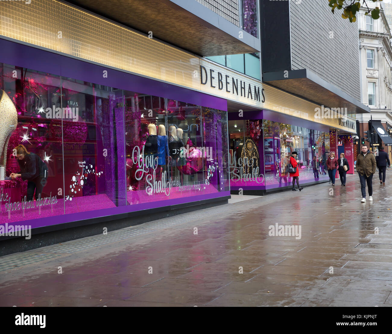 London, UK. 28th Nov, 2017. Dull and miserable in Oxford Street London ...