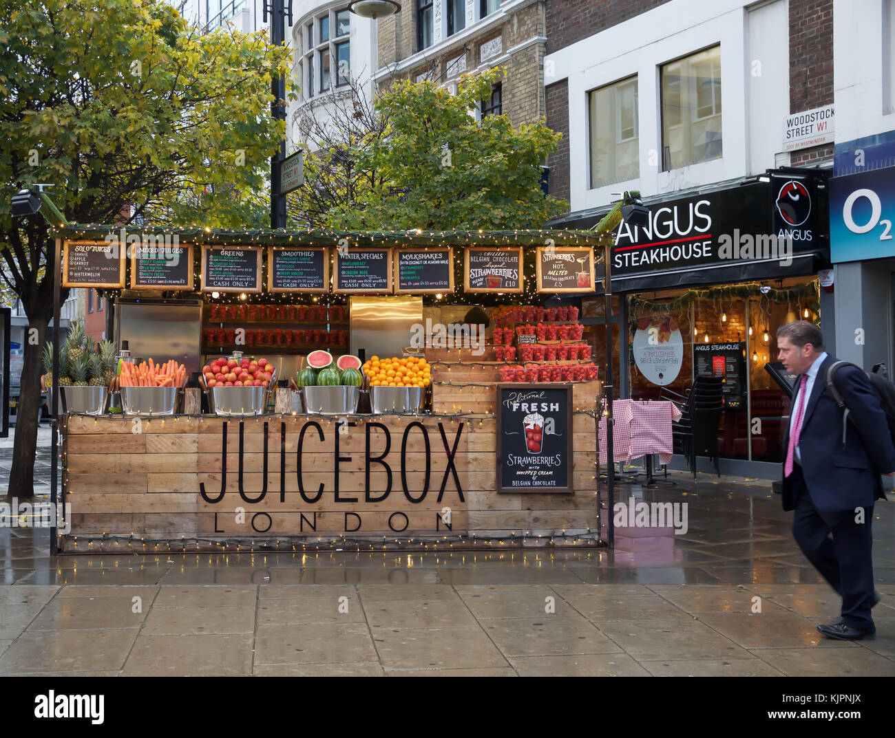 London, UK. 28th Nov, 2017. Dull and miserable in Oxford Street London ...