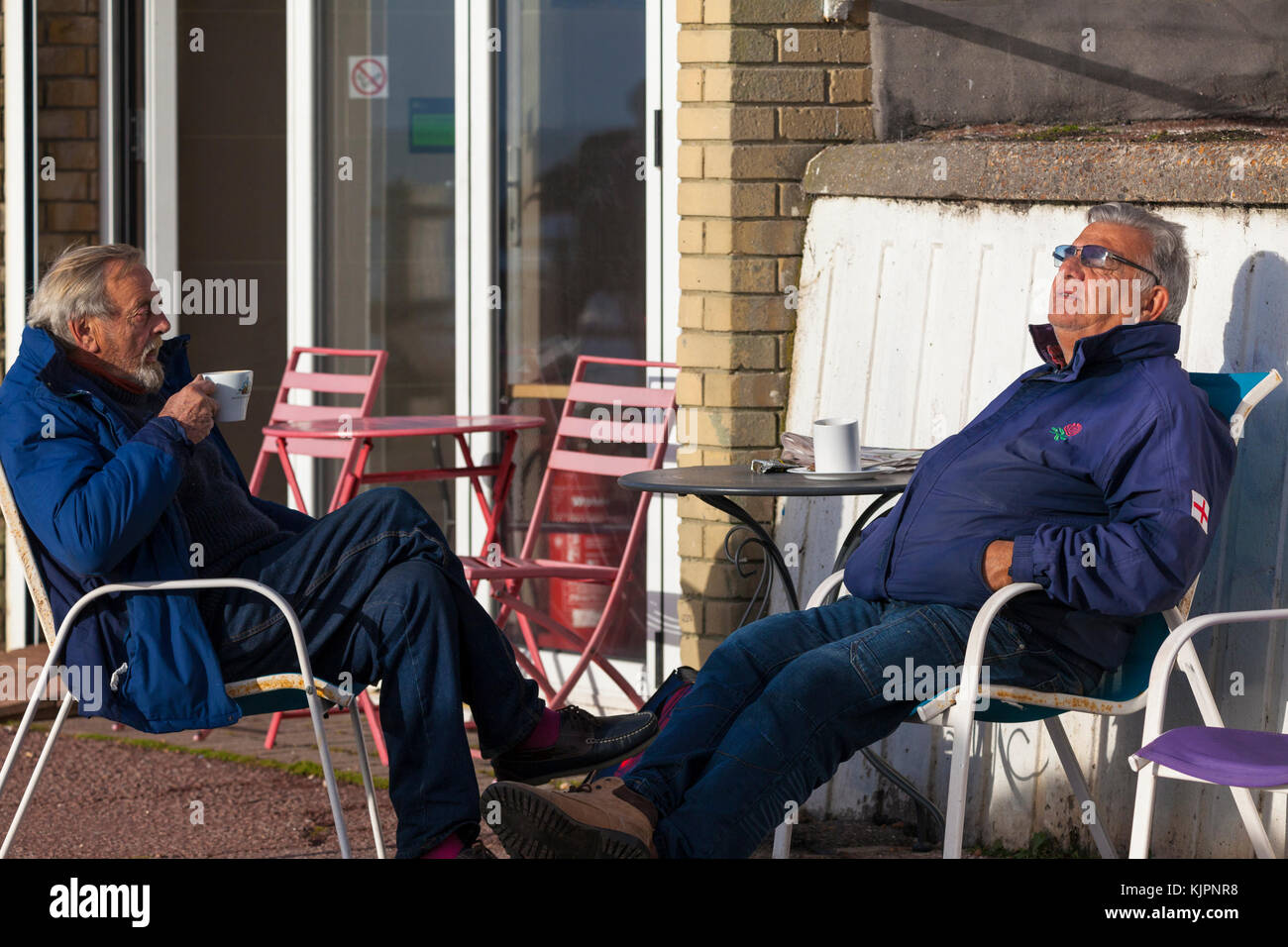 Hastings, East Sussex, UK. 8th November, 2017. Two men sitting down at ...