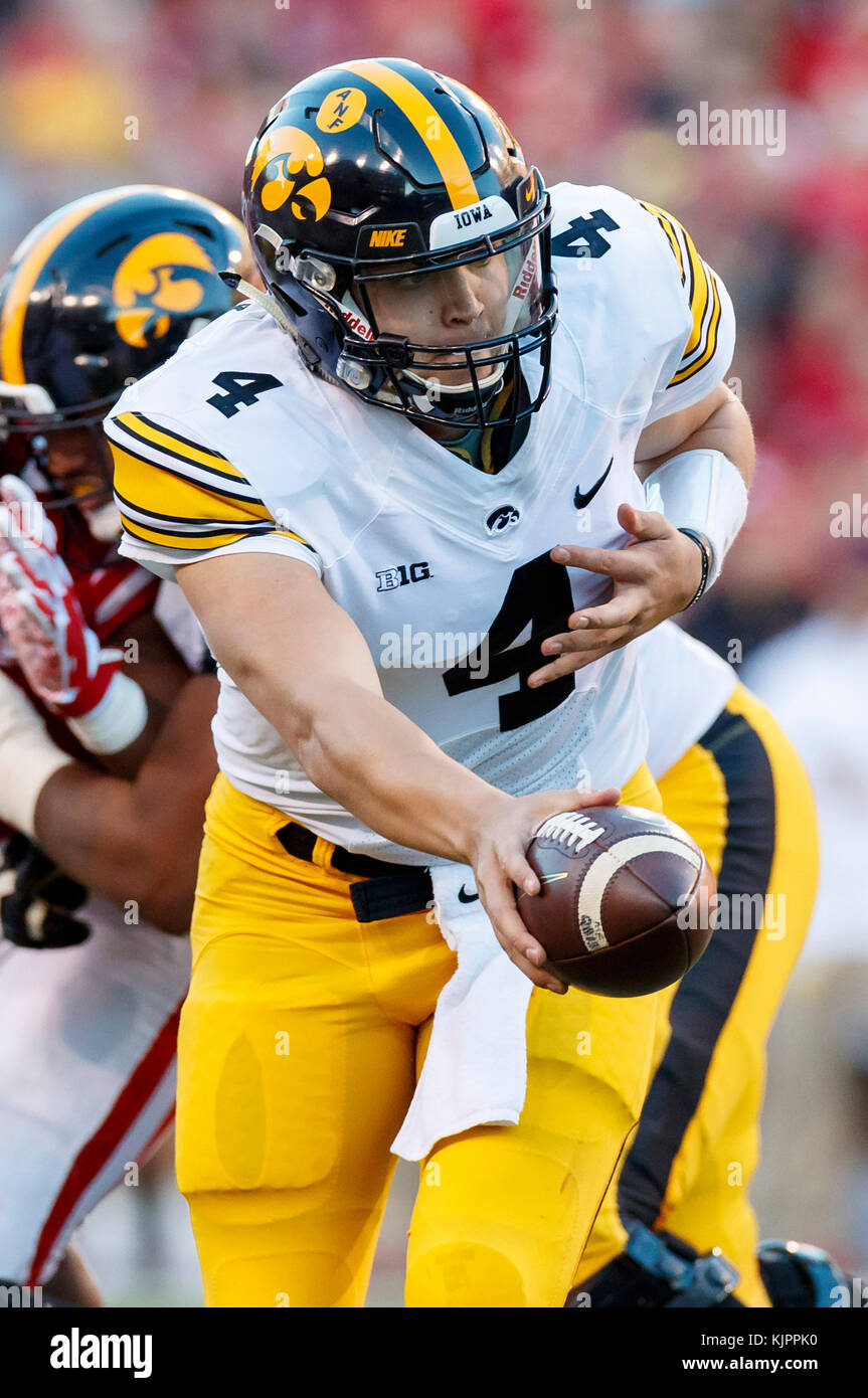 Lincoln, NE. U.S. 25th Nov, 2017. Iowa Hawkeyes quarterback Nathan ...
