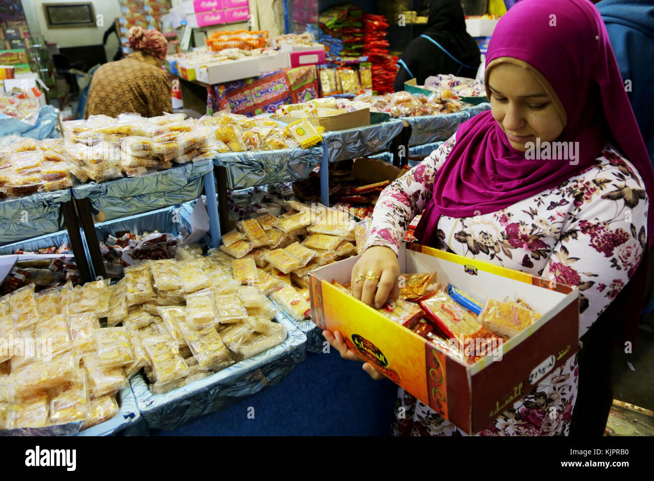 Cairo, Egypt. 22nd Nov, 2017. A vendor prepares special candies and ...