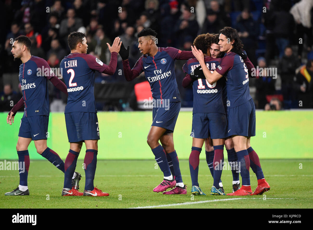 Paris. 29th Nov, 2017. Players of Paris Saint-Germain celebrate after ...