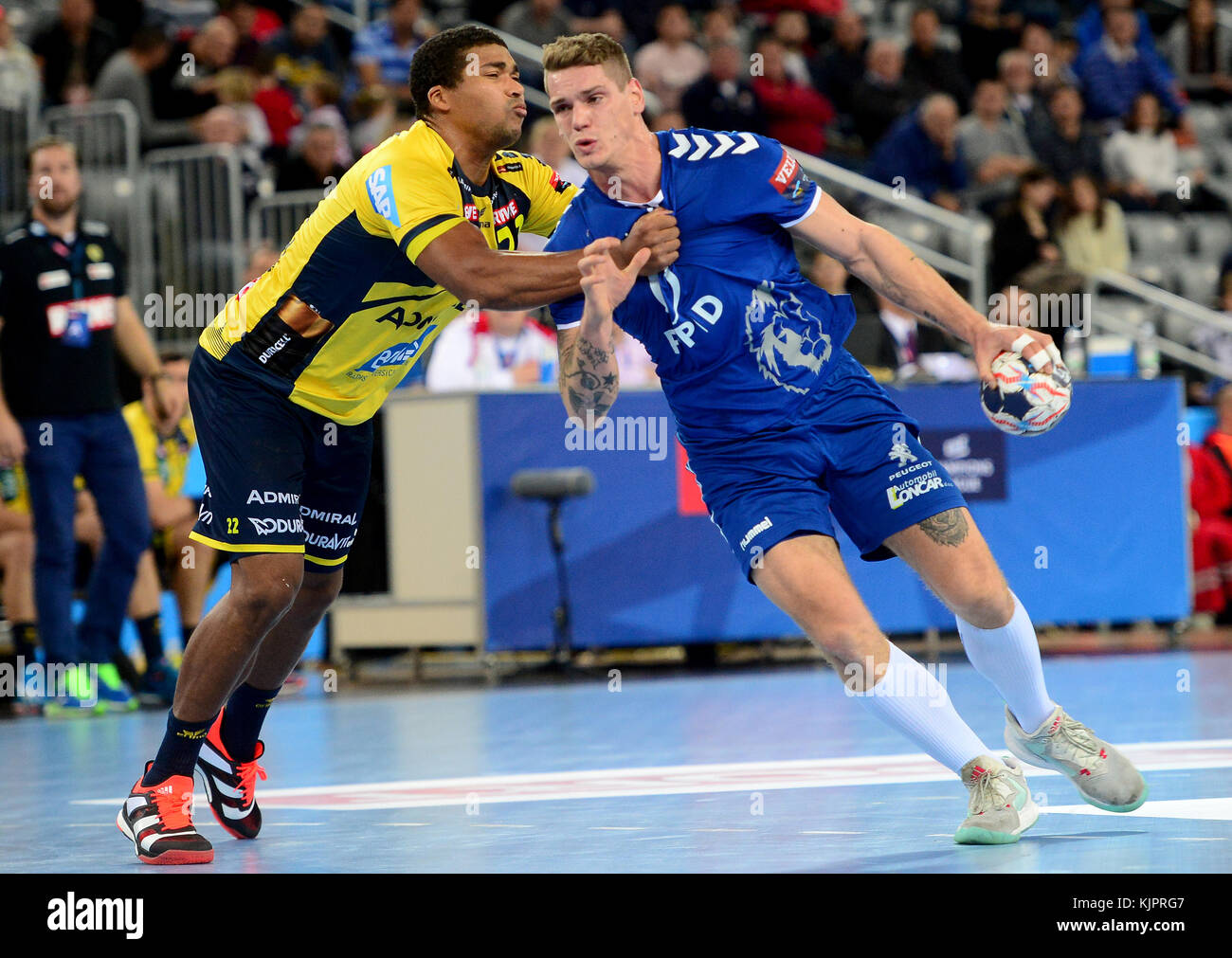 Zagreb, Croatia. 29th Nov, 2017. Mads Mensah Larsen (L) of Rhein Neckar ...