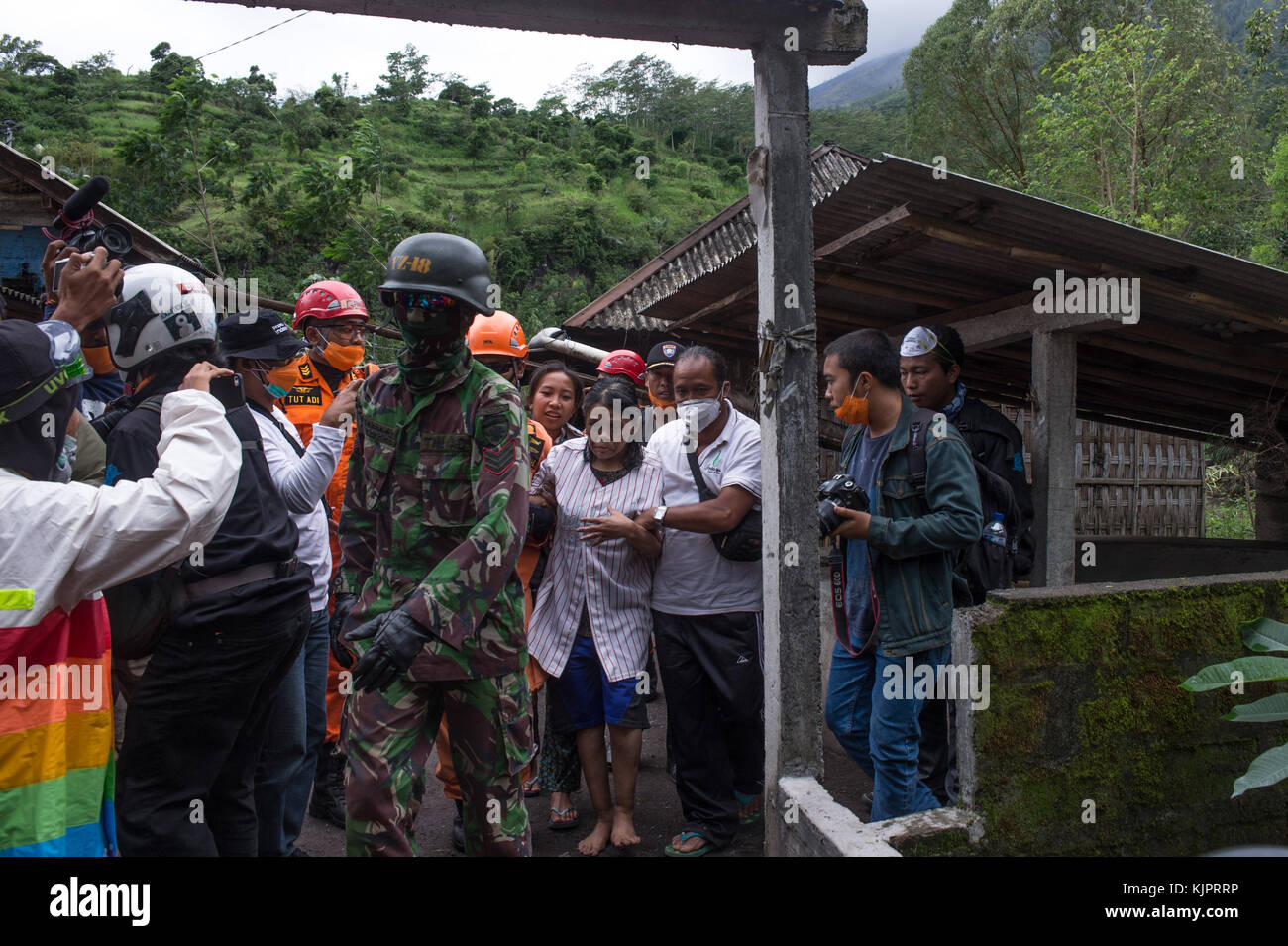 Bali, Indonesia. 30th Nov, 2017. Rescue team members evacuate a family ...