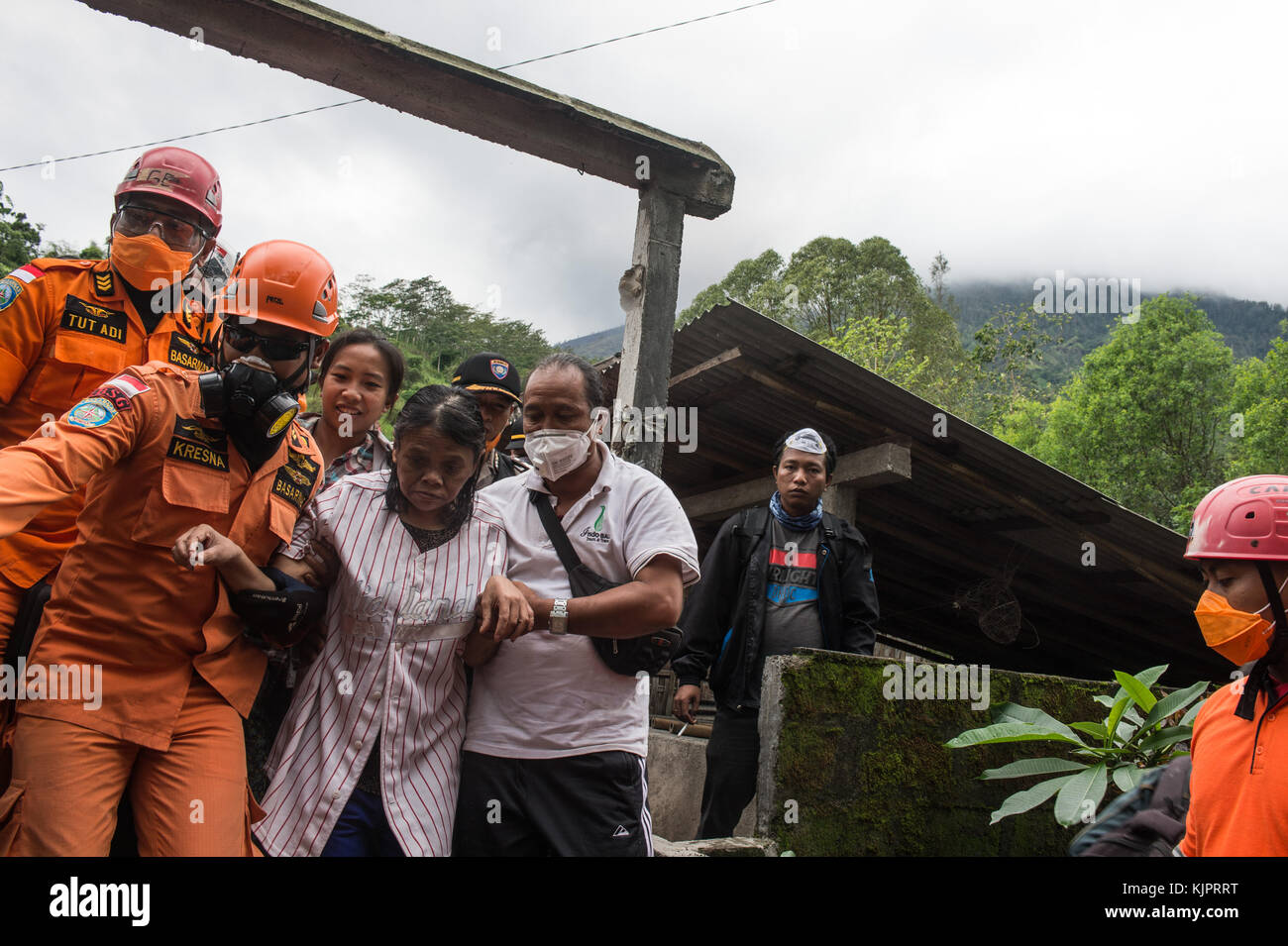 Bali, Indonesia. 30th Nov, 2017. Rescue team members evacuate a family ...