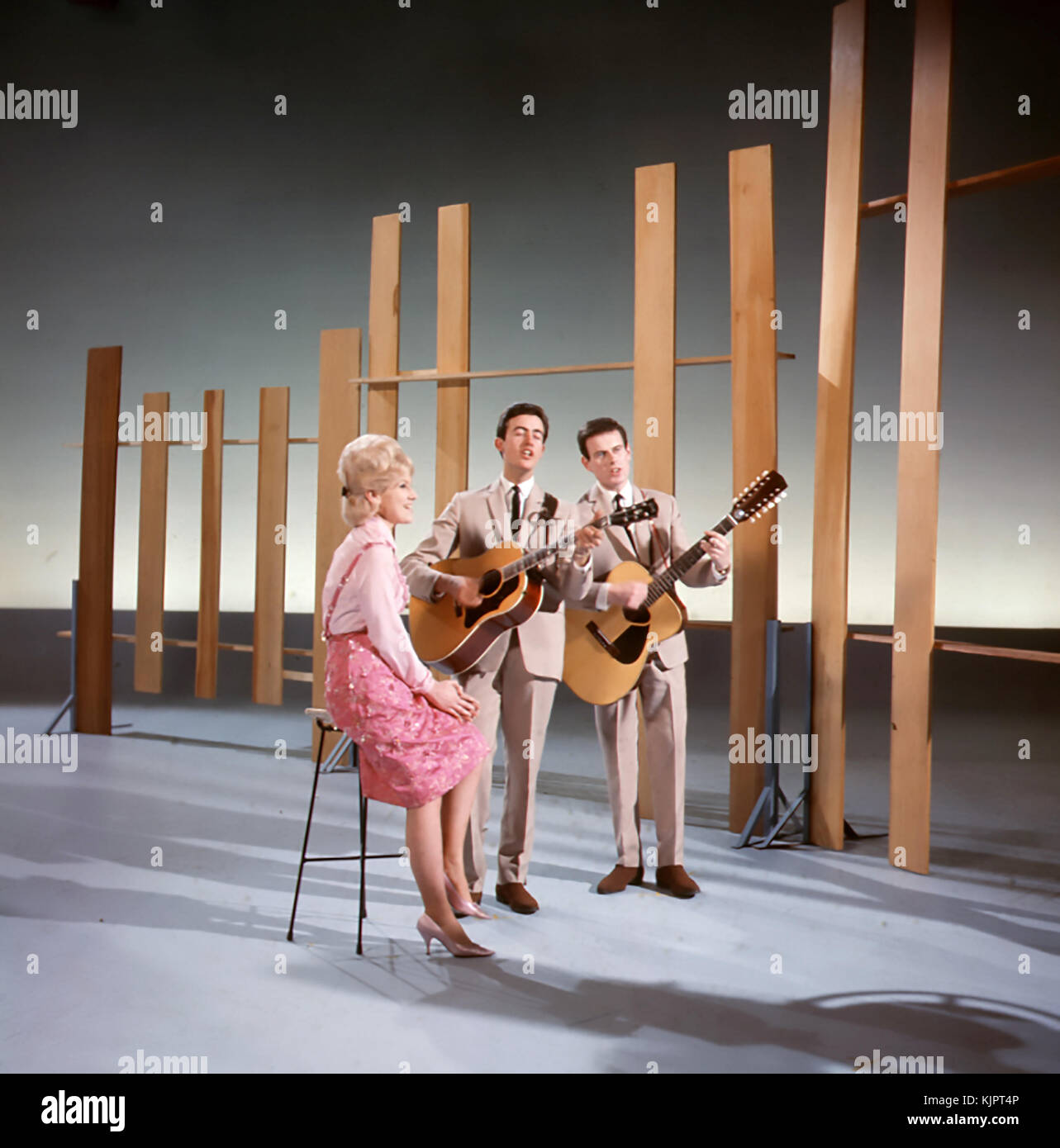 THE SPRINGFIELDS English pop trio in 1963 with from left: Dusty ...