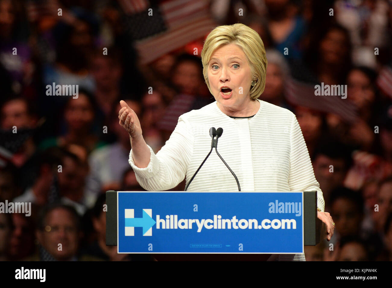 NEW YORK, NY - JUNE 06: Bill Clinton and Hillary Clinton attending the ...